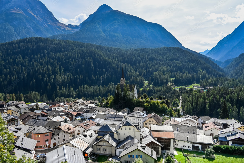 Scuol, Kirche, Engadiner Dorf, Unterengadin, Alpen, Schlucht, Wanderweg ...