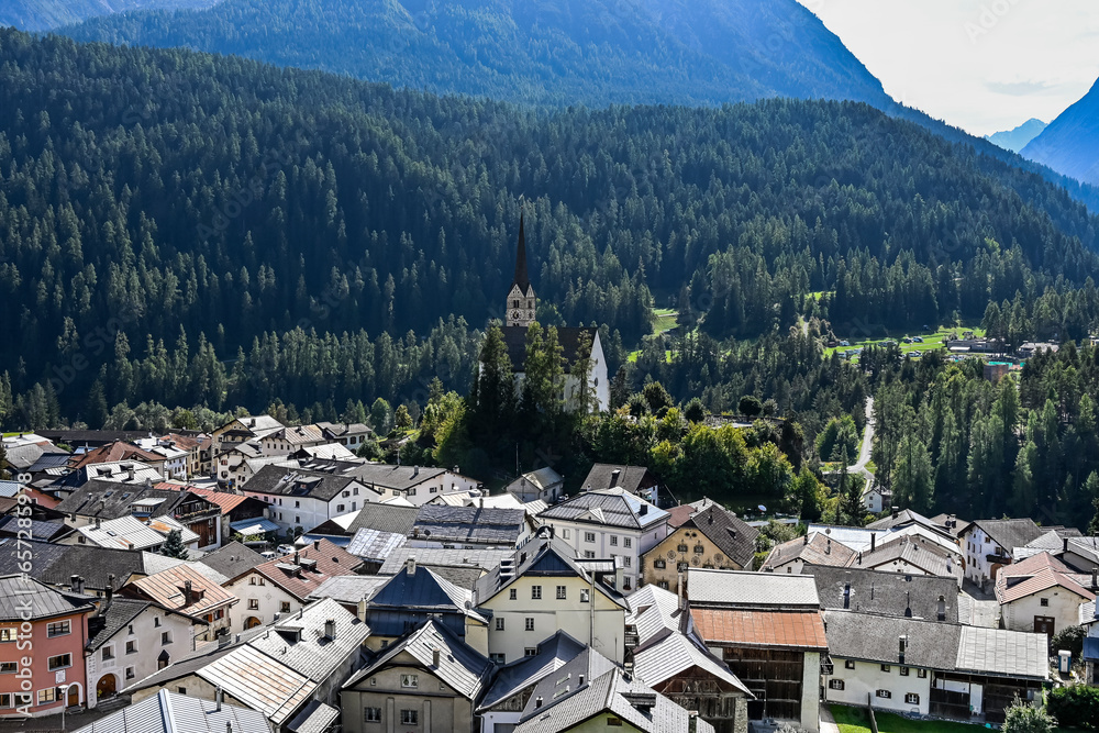 Scuol, Kirche, Engadiner Dorf, Unterengadin, Alpen, Schlucht, Wanderweg ...