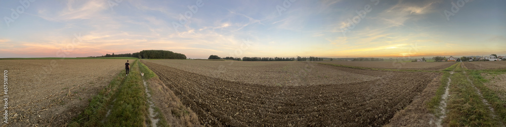 Panorama einer Landschaft in Bayern - kleines Dorf, Feld, Acker, Wald ...