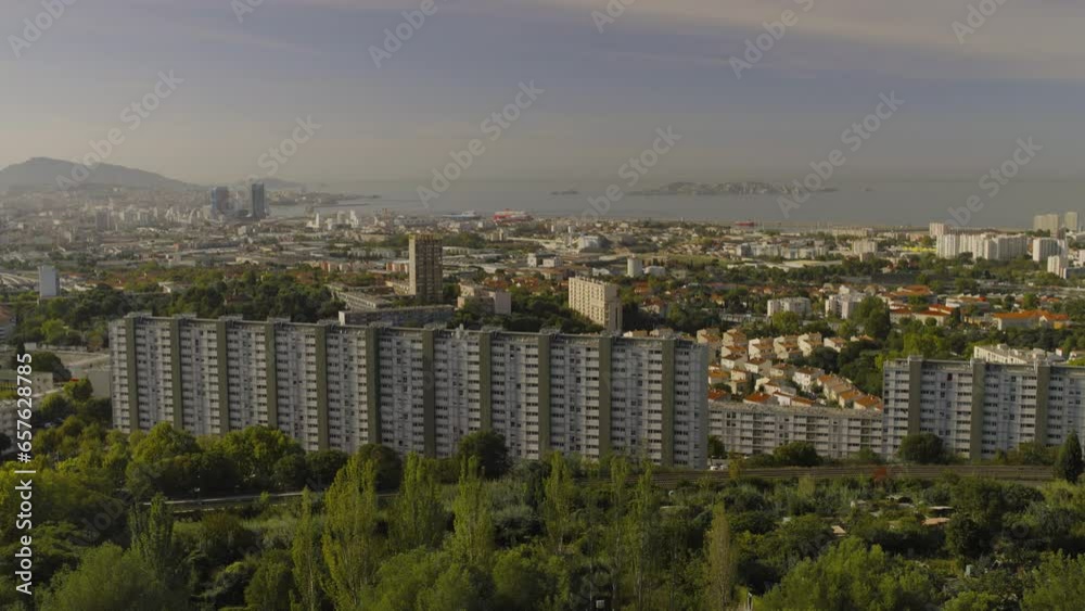 Marseille paysage depuis les quartiers Nord avec les habitations ...