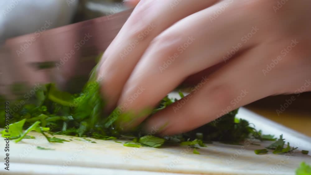 Toma acercamiento de manos cortando vegetales, perejil y cilantro con ...