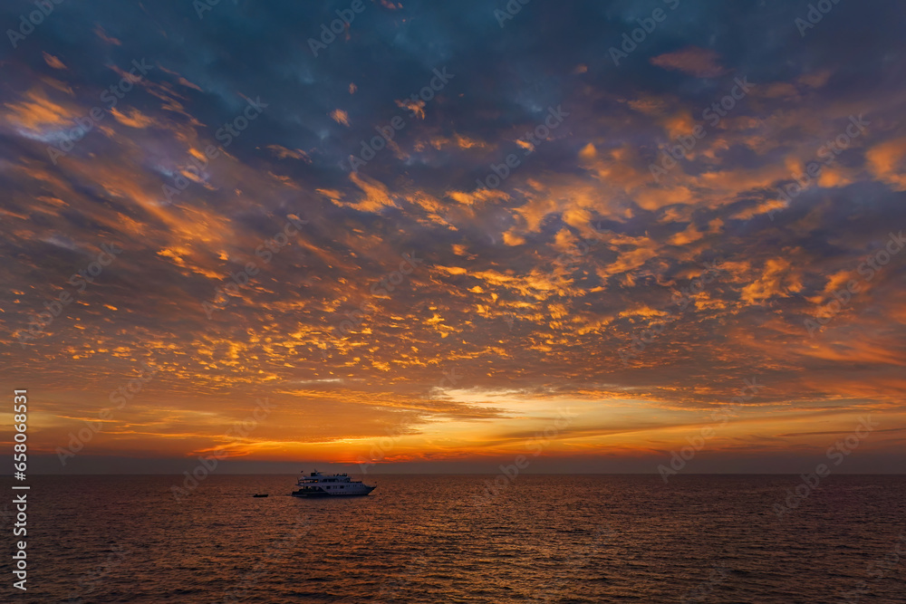 Beautiful wide twilight sunset evening sky reflect on sea water with ...