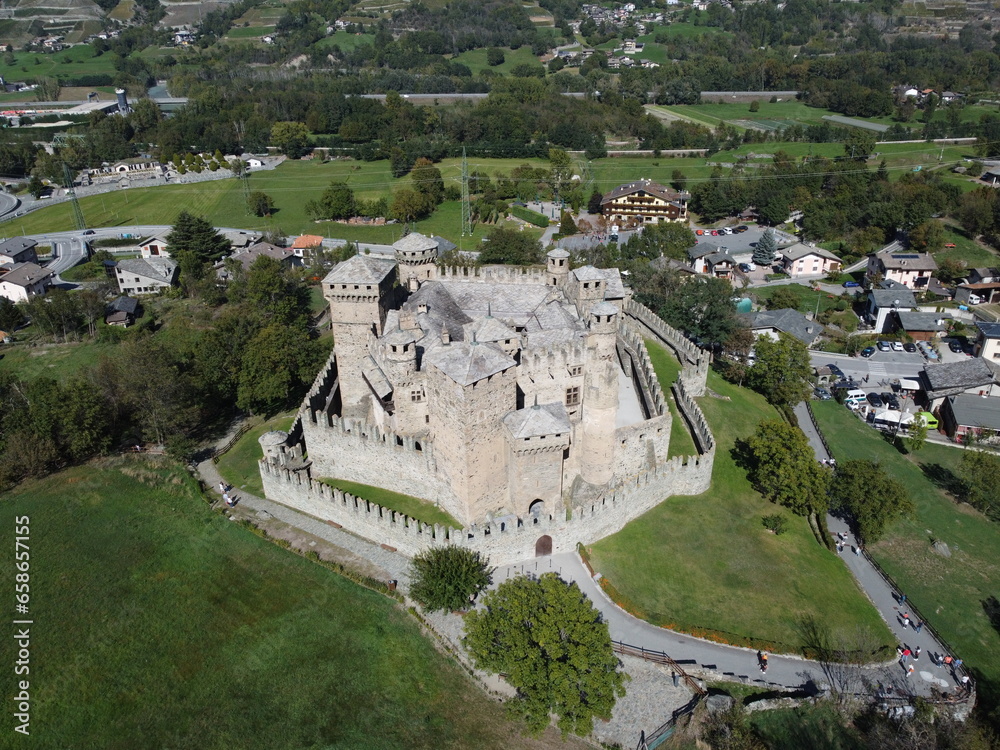 Vista aerea dal drone. Il castello di Fénis è un castello medievale ...