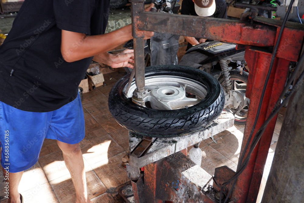 The process of opening an FDR brand motorbike tire using simple tools ...