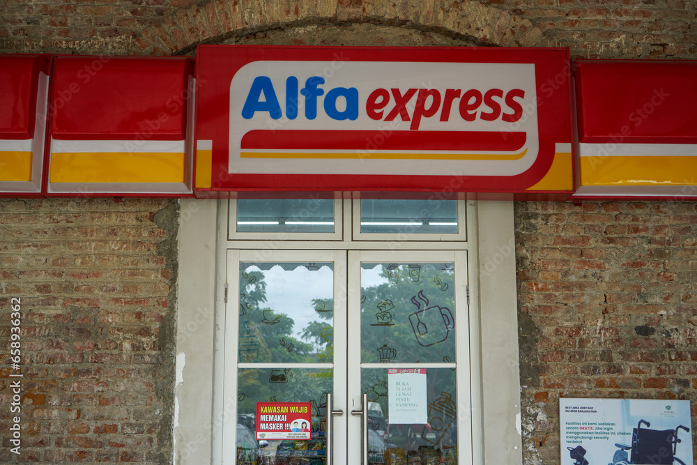 Foto de Jakarta, Indonesia - March, 2023: PT Sumber Alfaria Trijaya Tbk ...