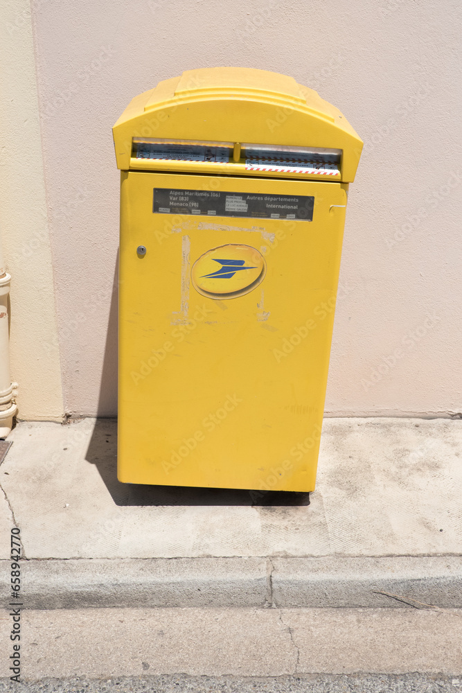 Une boite jaune de La Poste pour deposer le courrier et envoyer des ...