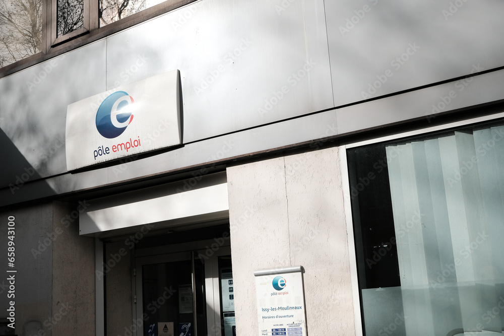 Le logo du Pole emploi sur la façade de l'agence reservée aux cadres d ...