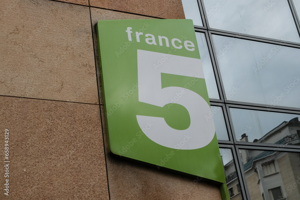 Le logo de la chaine de television de service public France 5 sur la ...