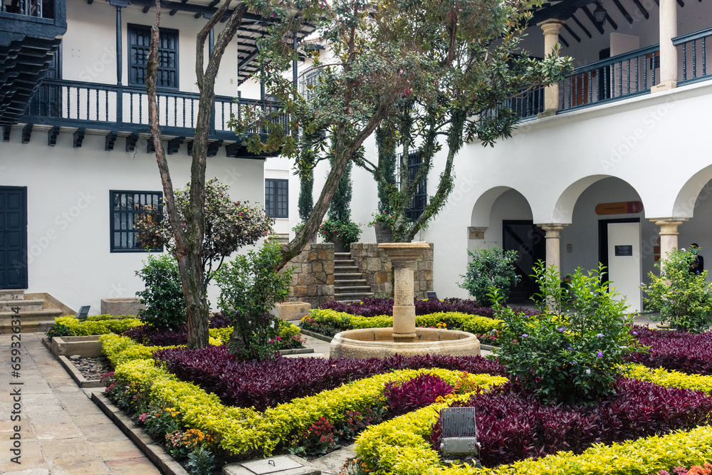 Patio en medio de edificios coloniales, en el casco antiguo de la ...