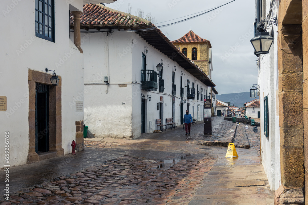 Calles empedradas de la ciudad colonial de Villa de Leyva, en el centro ...
