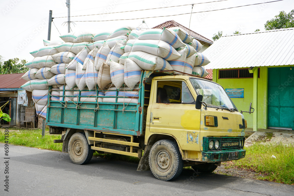 Foto de Kudus, Indonesia - October 09, 2023 : Truck carrying bags of ...