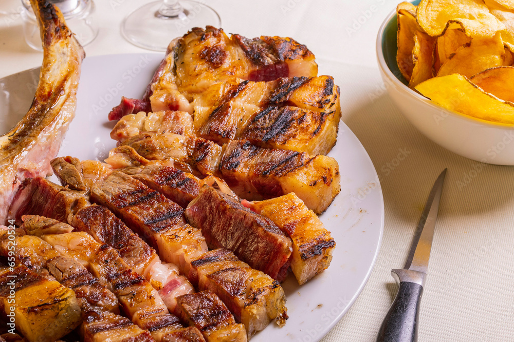 Bistecca di carne cotta al sangue e servita in una braceria elegante ...
