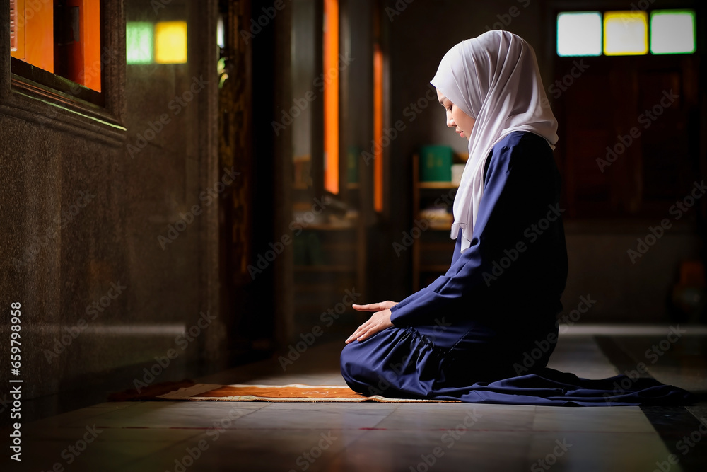 Happy Muslim woman praying for peace from Allah, Muslim God, at room ...