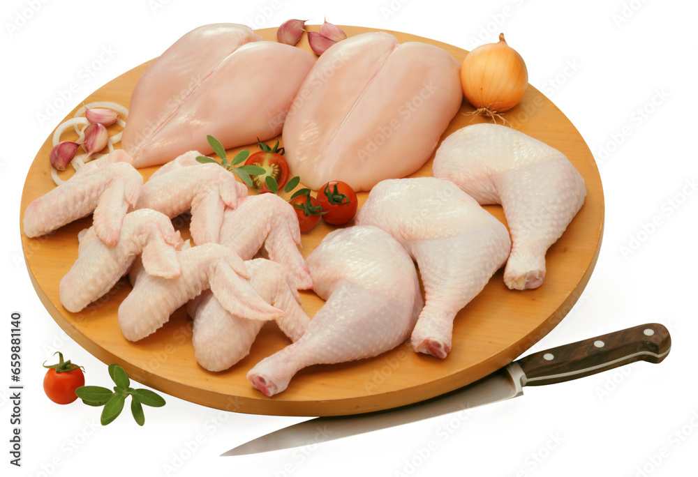 tábua de madeira com diferentes cortes de frango cru isolado em fundo ...