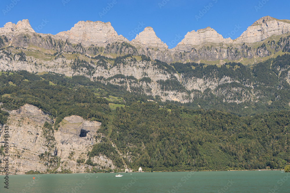 Blickfang über dem Walensee; Blick vom Strandbad in Molsauf die ...