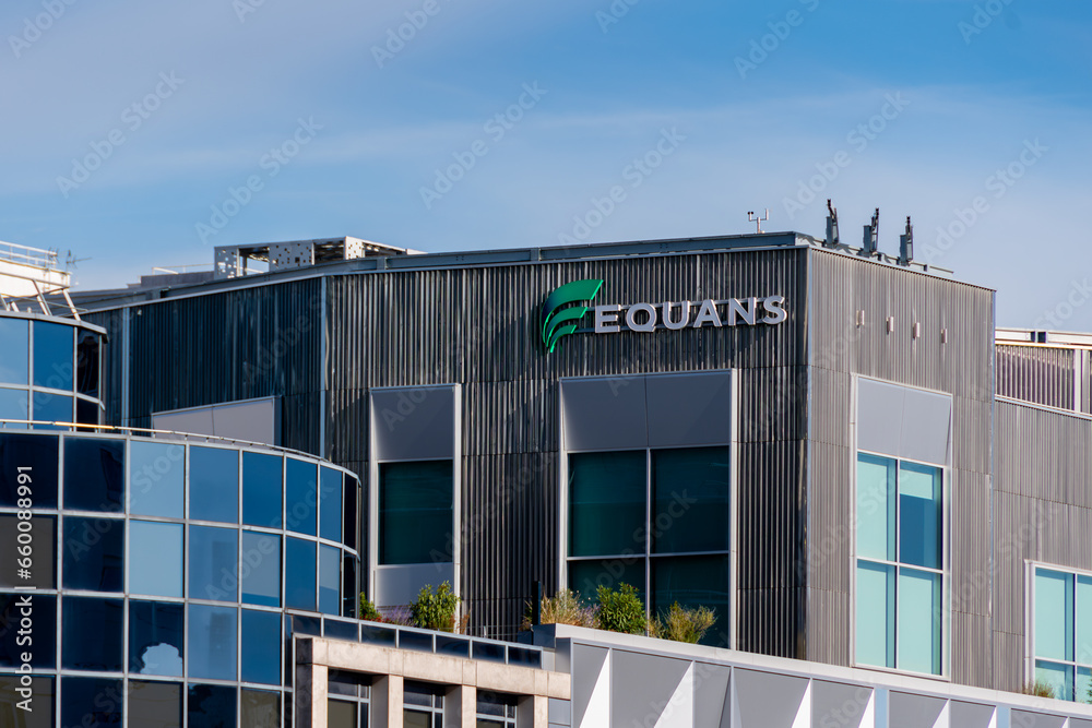 Courbevoie, France - 9 octobre 2023: Vue extérieure du bâtiment ...