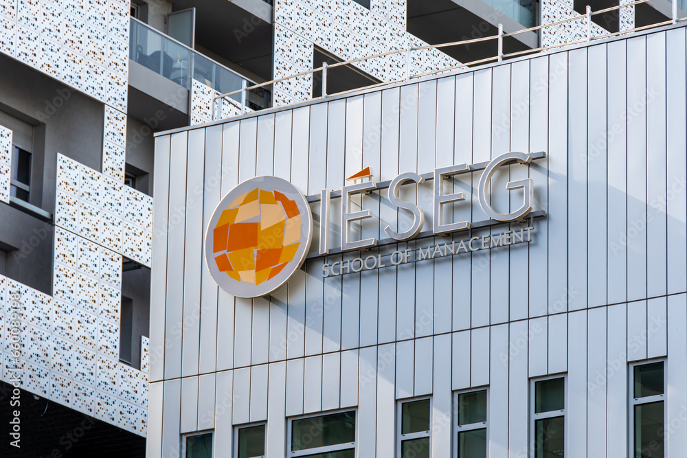 Paris La Défense, France - 9 octobre 2023: Enseigne sur le bâtiment de ...