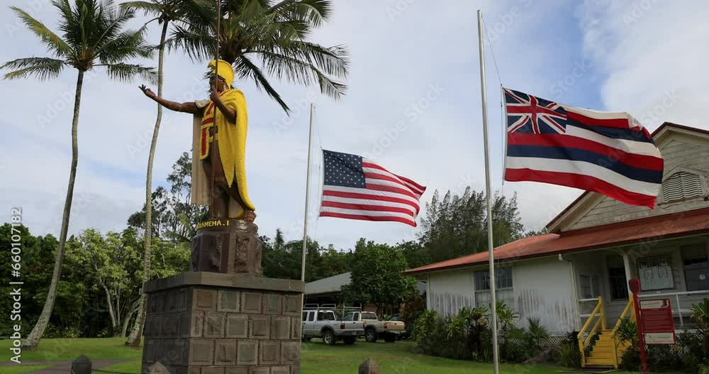 Vídeo do Stock: King Kamehameha statue Hawī Hawaii flags. The ruler ...