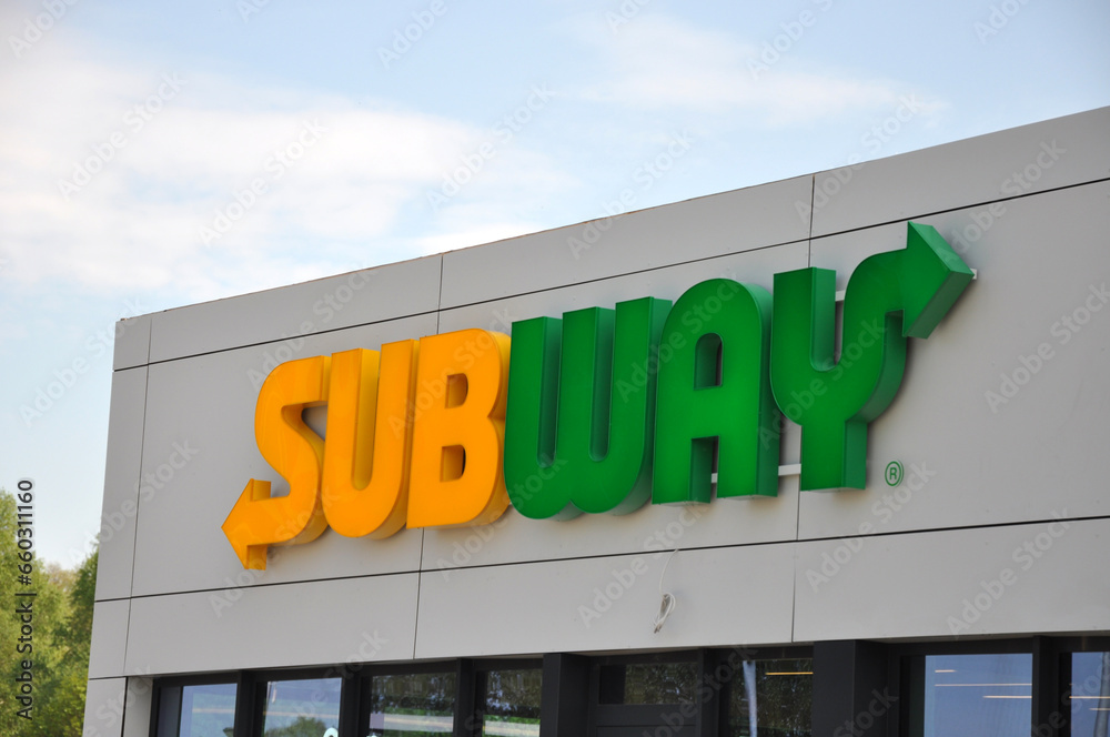 SUBWAY: Das Logo am Restaurant der Fast-Food Franchisekette. Stock ...