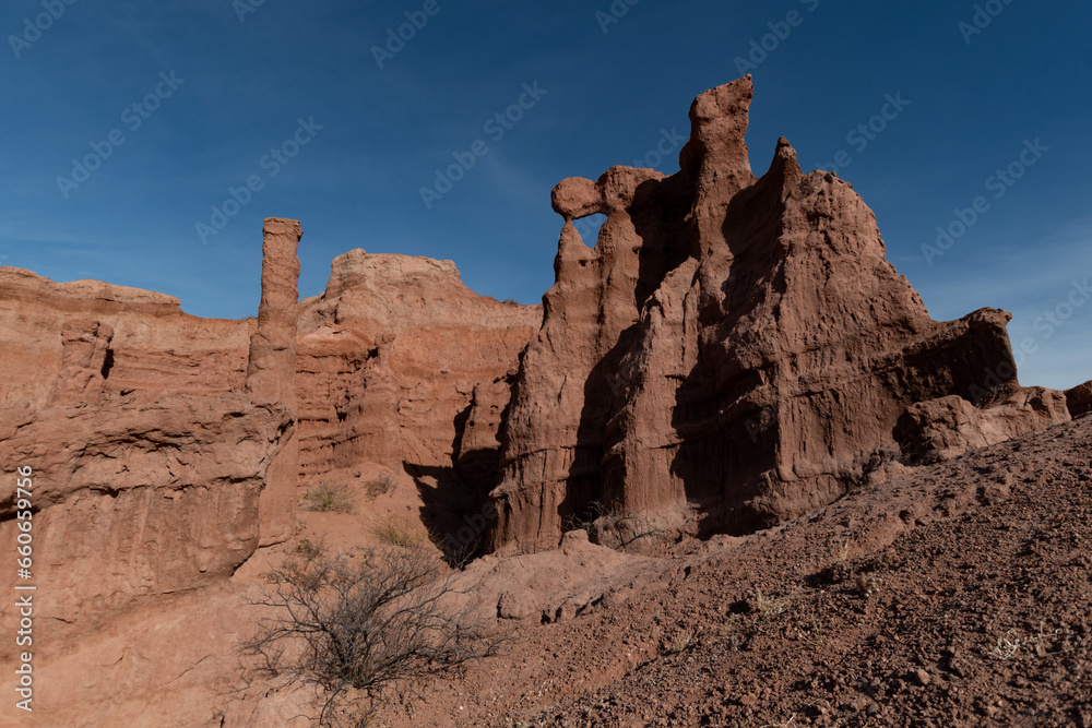 Formaciones de rocas rojas en montañas de rutas, Argentina, Salta Stock ...