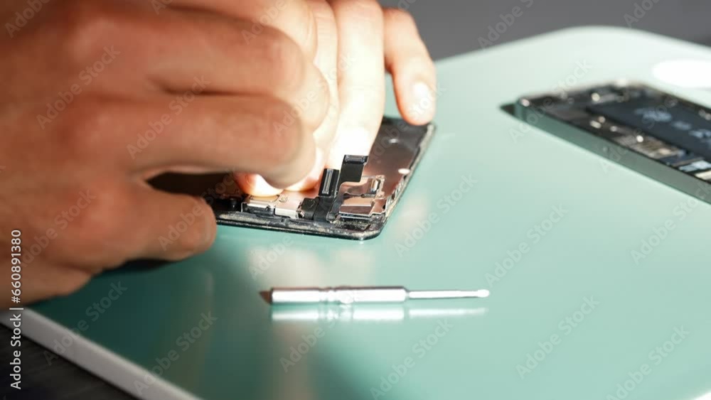 Vidéo Stock Close-up shot showing the process of cell phone repairing ...