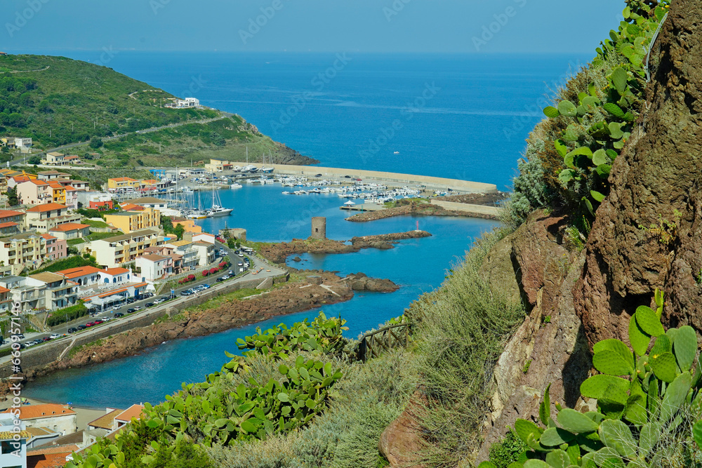Il borgo medievale di Castel Sardo affacciato sullo spettacolare mare ...