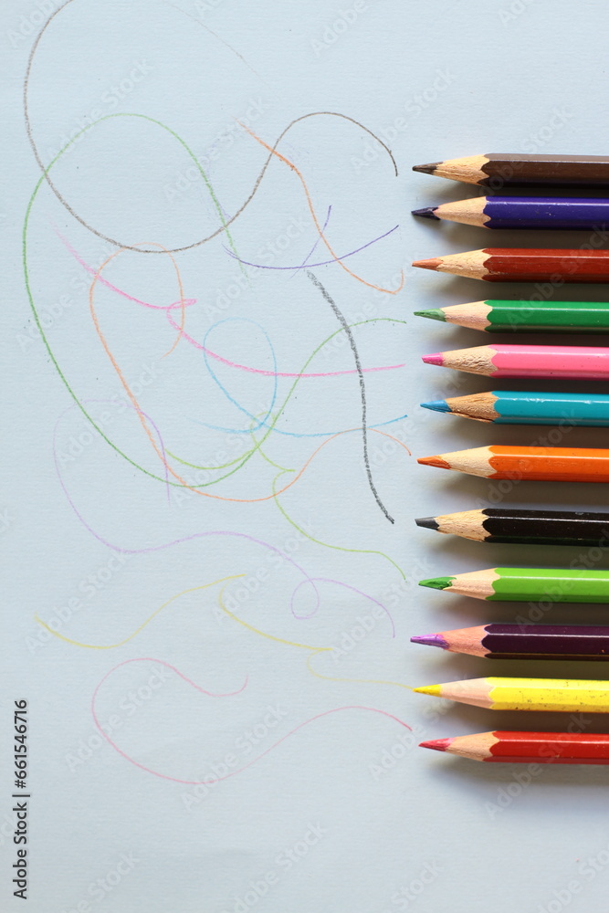 lapices de colores en fila dibujando cada uno de ellos rayones de su ...