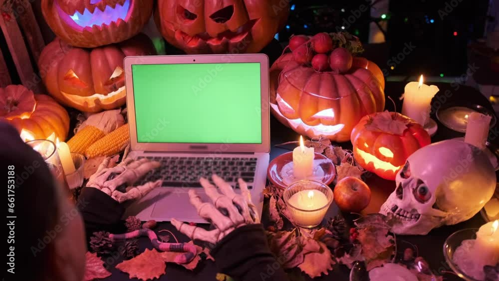 Vídeo do Stock: Creepy skeleton typing invitation on laptop with green ...