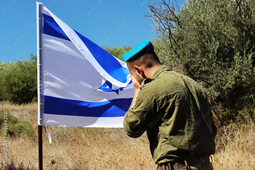 Israel Defense Forces soldier mourns in front of the Israeli national ...