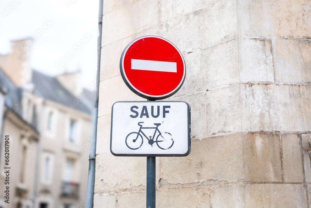 Panneau sens interdit sauf cycliste dans un environnement urbain ...