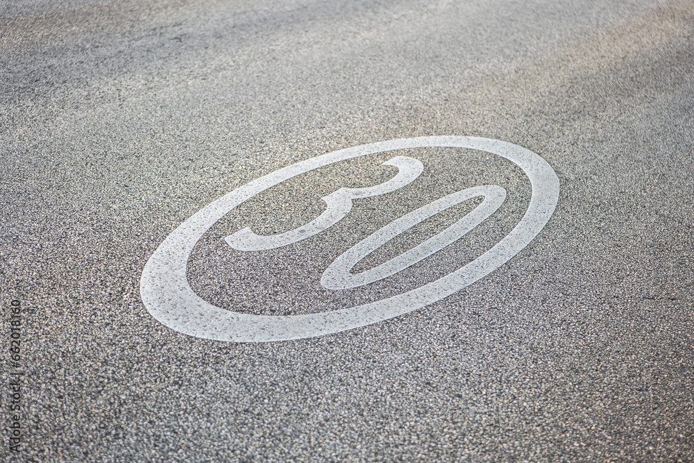 Signalisation voie limitée à 30 km/h - peinture blanche sur route ...