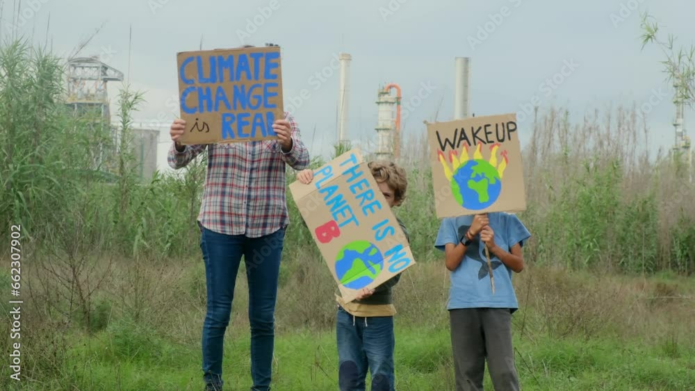 Vidéo Stock A protest rally in front of a smoke-belching factory with ...