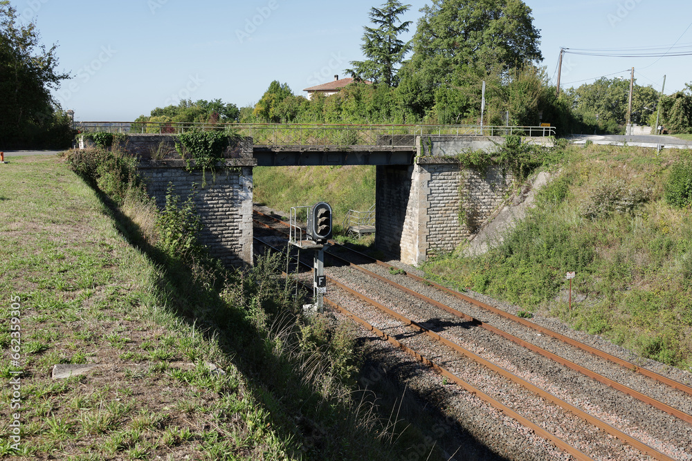 Pont routier à Cubzac-les-Ponts au-dessus de la voie ferrée entre ...