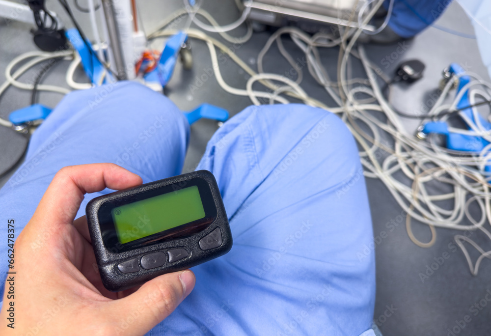 Foto de design, connection, hand, black, history, retro, pager, beeper ...