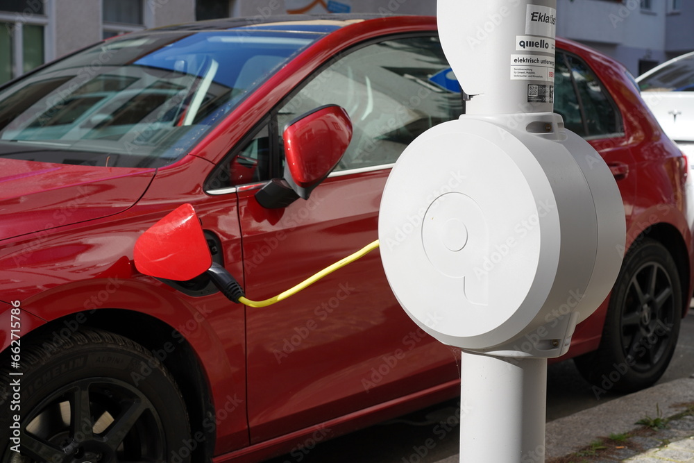 Qwello Ladestation für e-Autos beim Ladevorgang in Berlin am 16.10.2023 ...