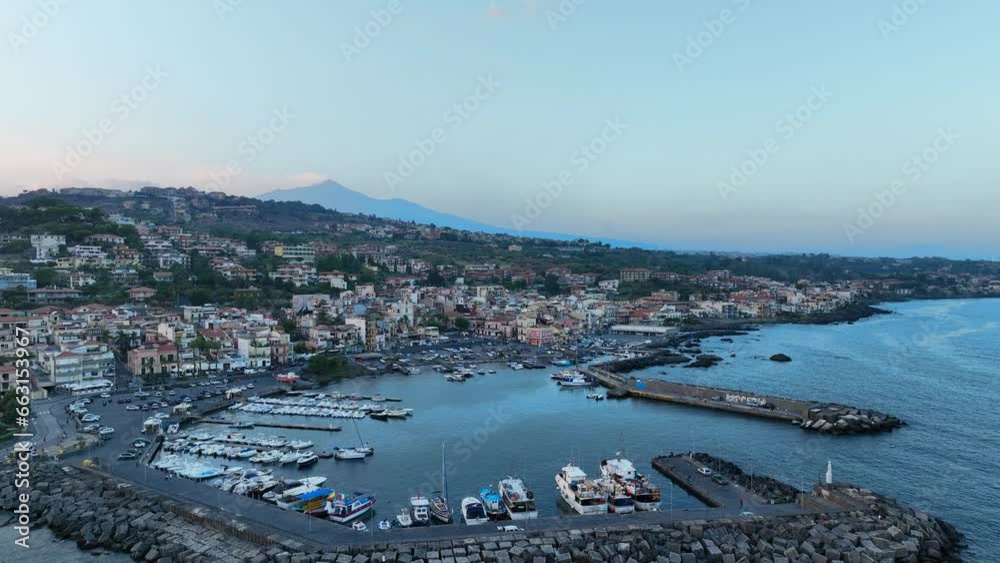 Il Porto di Acitrezza e i Faraglioni dei Ciclpi. Sicilia, Italia. Vista ...