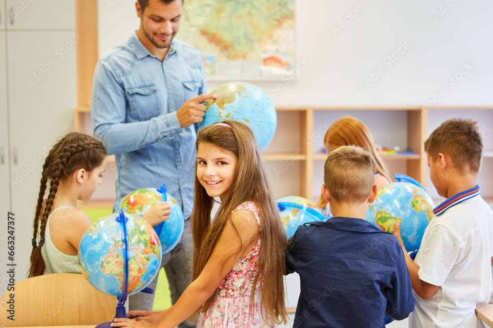 Póster Female schoolkid with students in geography class – Cuadro para ...