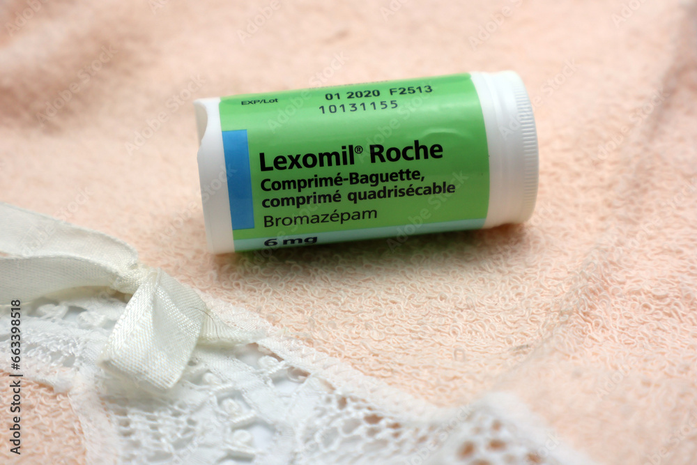boite de comprimés de Lexomil laboratoire Roche Stock-Foto | Adobe Stock