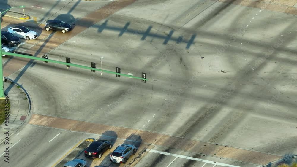 Vidéo Stock City transportation in the USA. View from above of wide ...