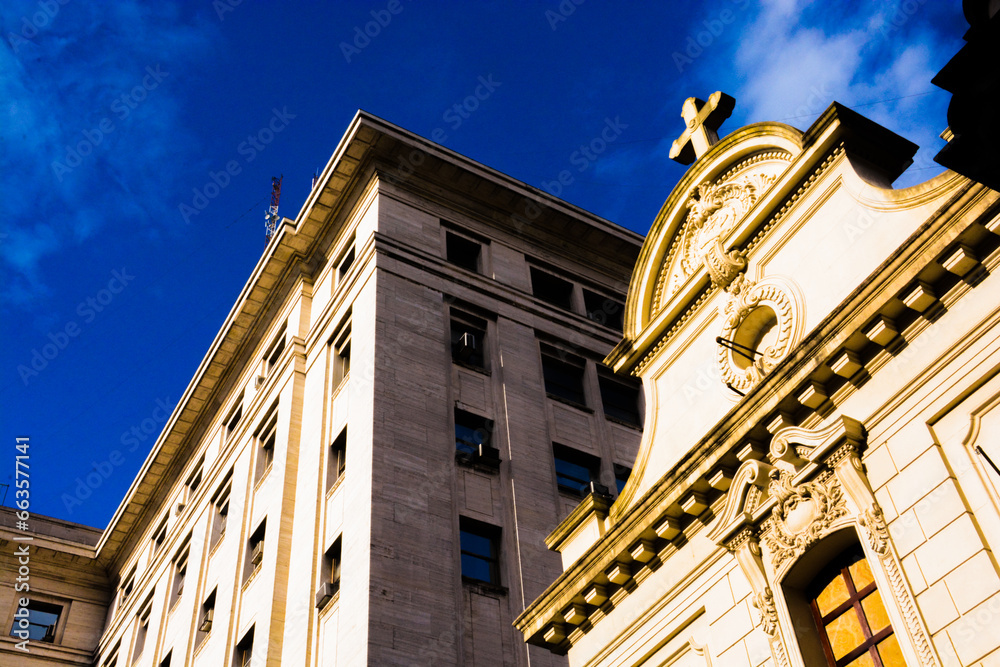 Remate de edificio estilo religioso, perspectiva desde el acceso Stock ...