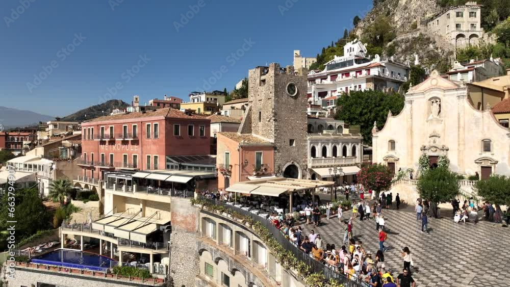 La Terrazza panoramica di Taormina affollata di turisti di tutto il ...