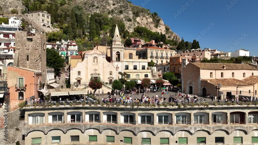 La Terrazza panoramica di Taormina affollata di turisti di tutto il ...