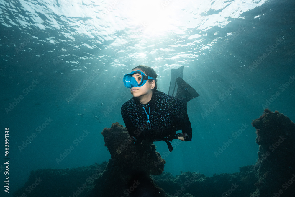 Chica joven haciendo snorkel, apnea en el mar Mediterráneo, fondos ...