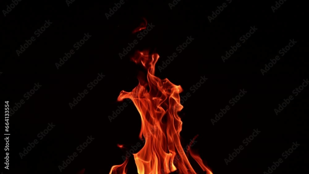 Vidéo Stock Upper part of campfire burning at night. Long thin fire ...