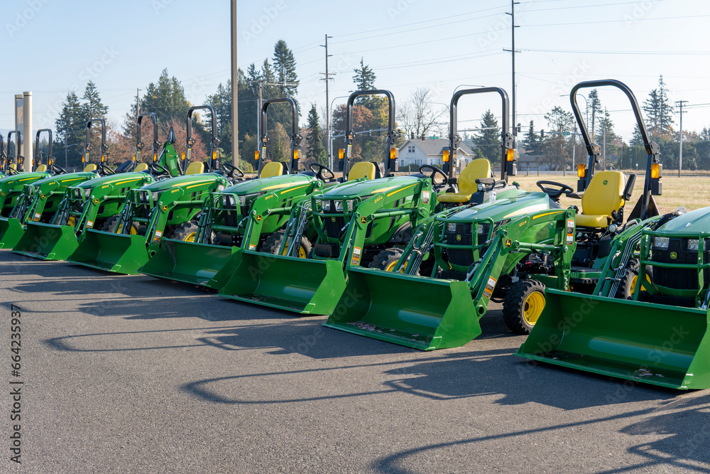 John Deere Compact Utility tractors with Loader Bucket and Open ...
