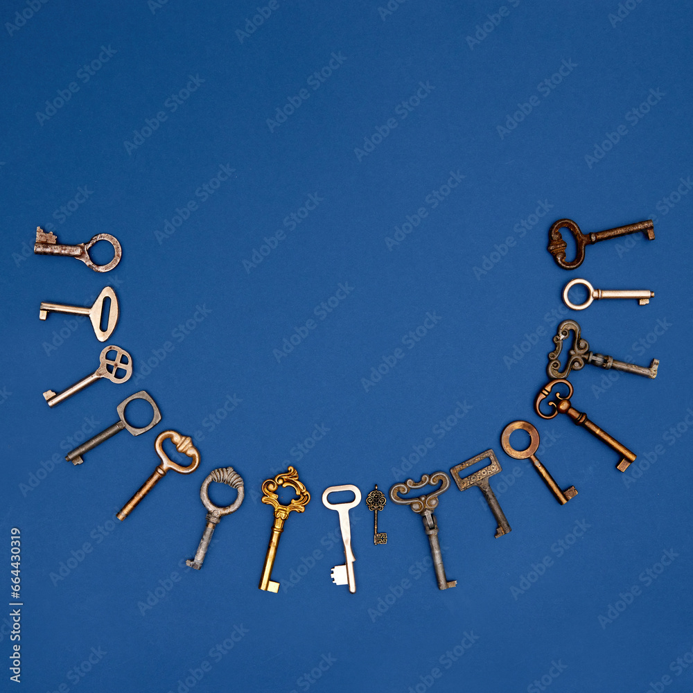 Foto de Flat lay of keys. Decorative, vintage, antique keys for clocks ...