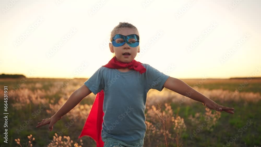 Vidéo Stock superhero girl runs across the field. happy family kid ...