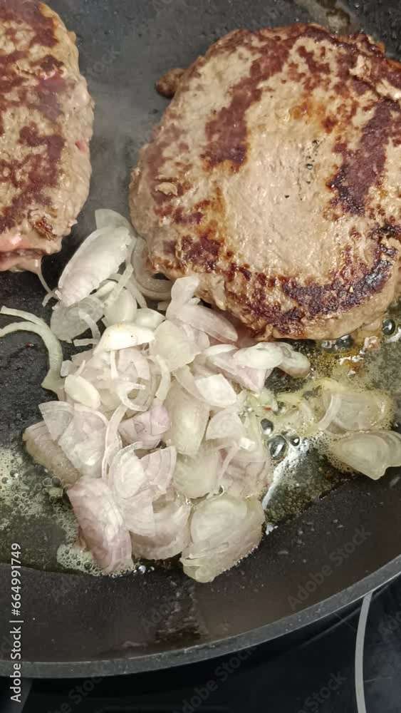 cuisson de steak haché de boeuf et d'échalotes en lamelles dans une ...
