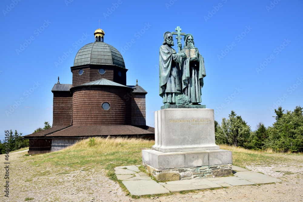 Radhošť , socha sv. Cyrila a Metoděje a kaple sv. Cyrila a Metoděje ...