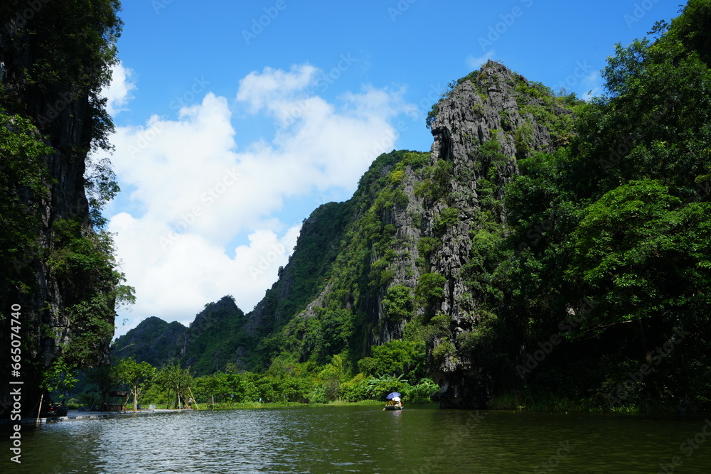 Tam Coc River Boat Tour in Ninh Binh, Vietnam - ベトナム ニンビン タムコック ボート 川下り ...